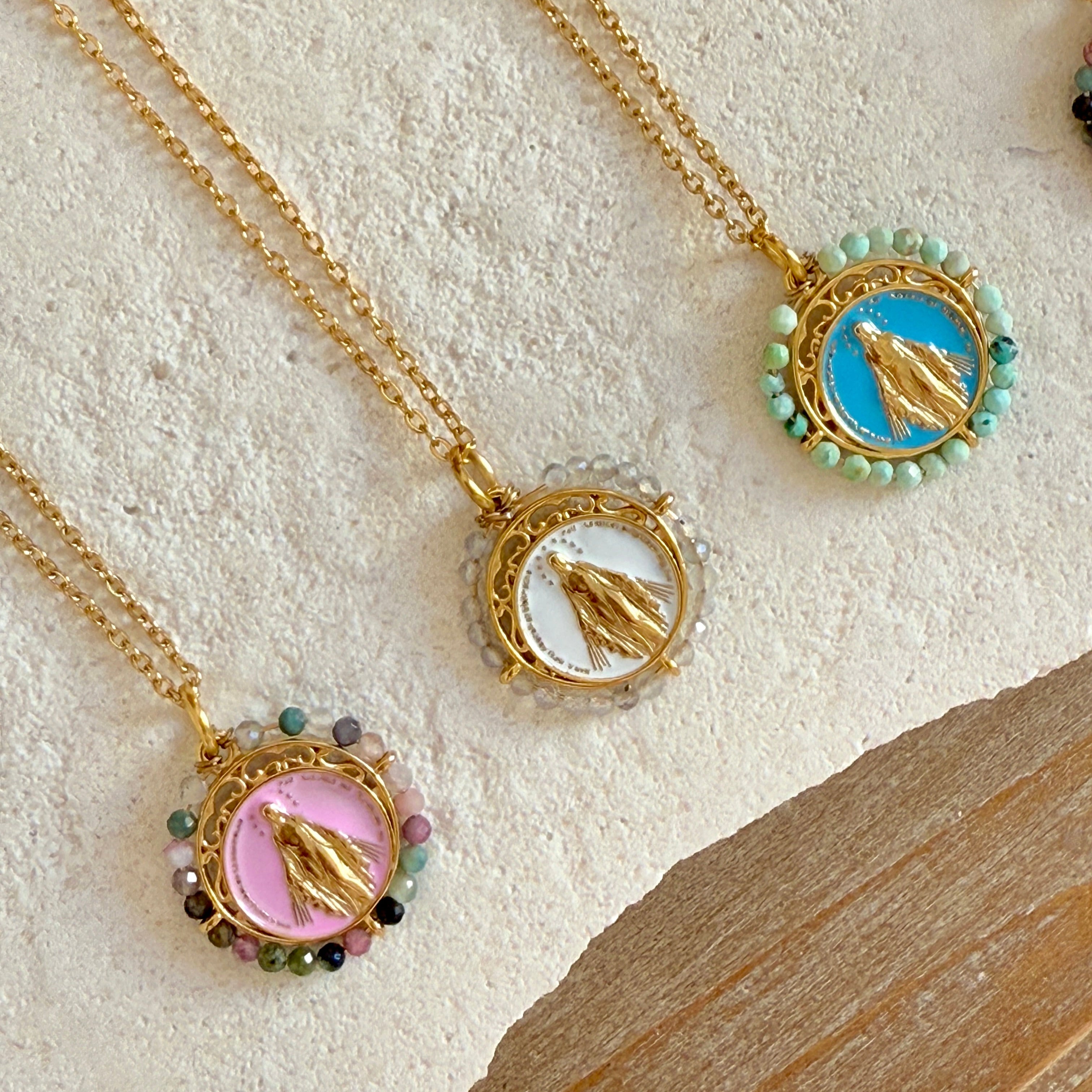 Medalla Virgen María Colores – Calma Jewels